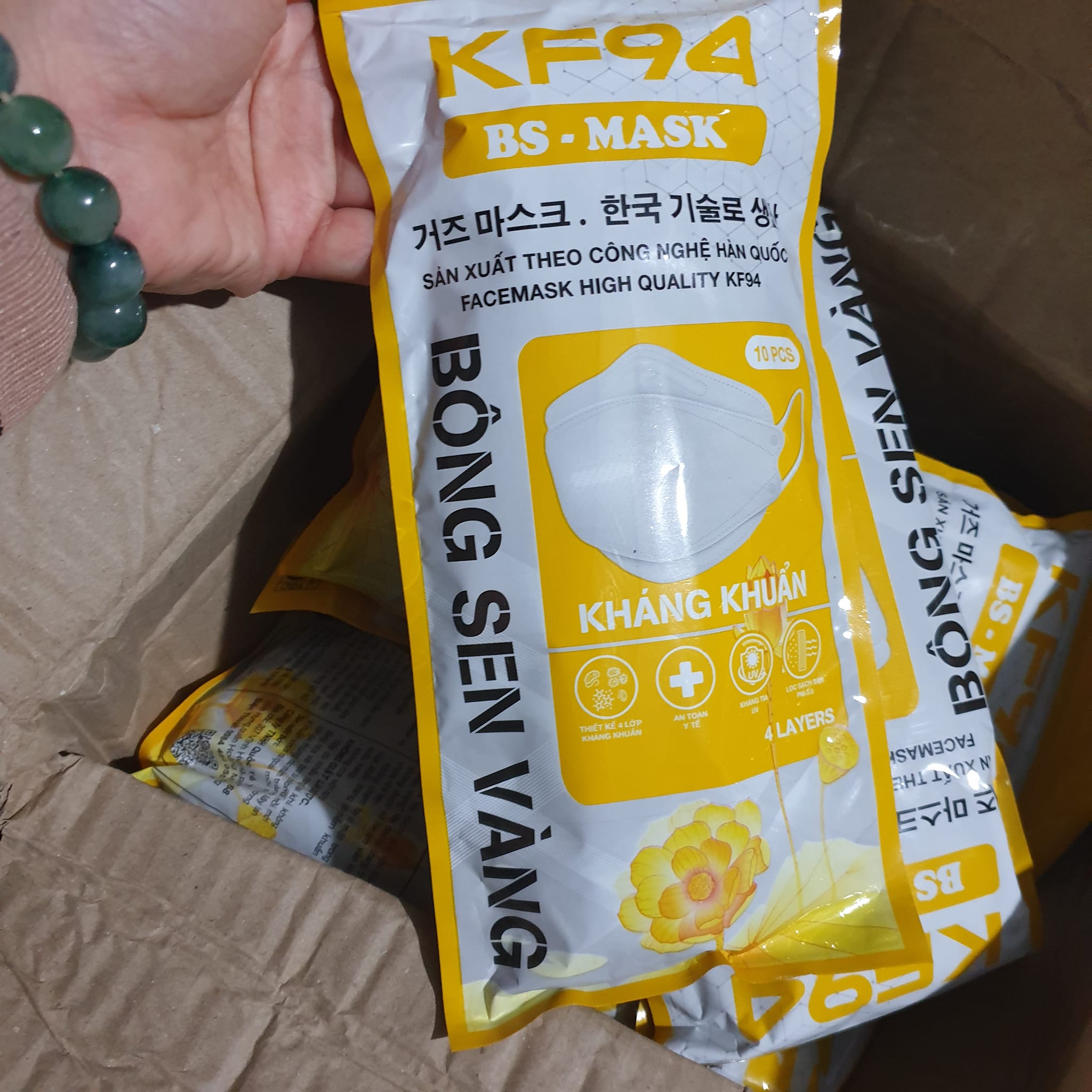 Khẩu trang y tế KF94 Bông Sen Vàng 4 lớp chính hãng sản xuất tại Việt Nam theo công nghệ 4D Hàn ...